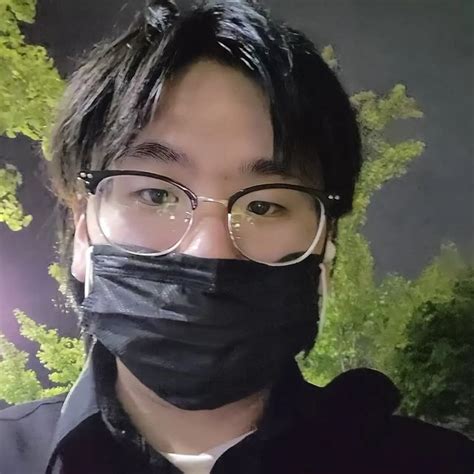 지용 Yong Yong Sketch • Threads Say More