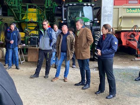 Rassemblements Et Attentes Sur Leau Caracterres