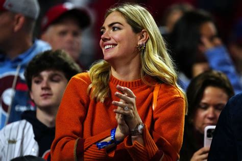 Kate Upton Flips Off Heckling Phillies Fan At World Series Game Brobible