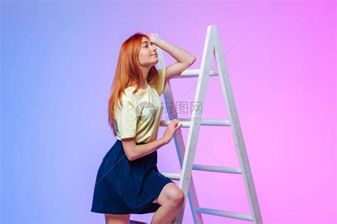 女孩爬梯子高清图片下载 正版图片504240237 摄图网