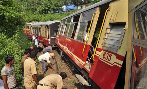 2 Trains Derail In India Killing 4 Passengers Including 2 British
