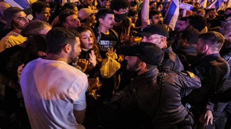 مركبة تندفع وسط متظاهرين إسرائيليين ووقوع إصابات طفيفة