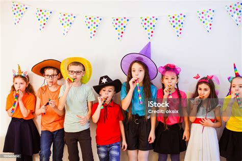 여러 가지 빛깔의 벽에 서 있는 웃는 소녀의 초상화 10 11세에 대한 스톡 사진 및 기타 이미지 10 11세 4 5세