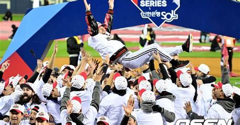 사진 Lg 염경엽 감독 우승 헹가래 29년만의 한 풀었다 조선비즈