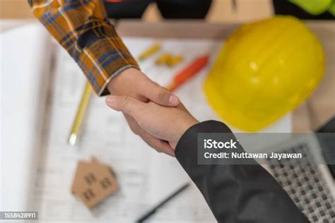 건설 노동자 팀 손 흔들리는 인사말 시작 계획 새로운 프로젝트 계약 사무실 센터 건설 현장 산업 건축 파트너 팀워크 계약 재산 연락처 2명에 대한 스톡 사진 및 기타 이미지