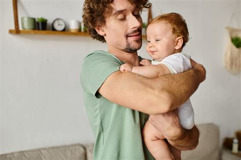 Padre Alegre Con Barba Sosteniendo Foto De Archivo Imagen De Paternal