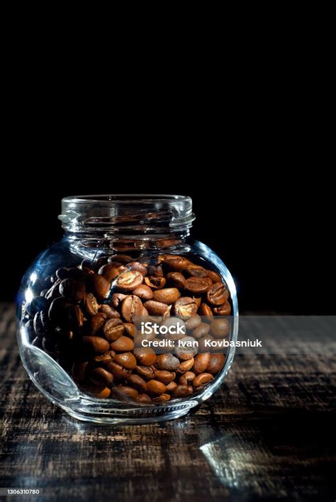 커피 콩을 닫습니다 나무 판에 유리 항아리에 커피 검은 초라한 테이블에 커피 질감 극적인 빛을 예술적 효과로 대조합니다 개념에 대한 스톡 사진 및 기타 이미지 Istock