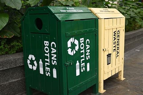 재활용 개념 다른 쓰레기를 위한 색깔 있는 쓰레기통 폐기물 관리 배너 폐기물 분리수거 분리형 쓰레기를 위한 현대적이고 다채로운 쓰레기통 0명에 대한 스톡 사진 및 기타