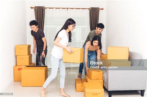 친구 상자를 들고와 그들의 새로운 가정으로 움직이기의 그룹 하우스 이동 및 부동산 개념 가정의 방에 대한 스톡 사진 및 기타
