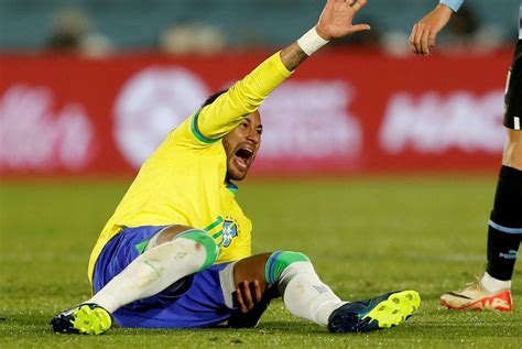 أعلن نادي الهلال مساء يوم الأربعاء تعرض لاعبه البرازيلي نيمار جونيور