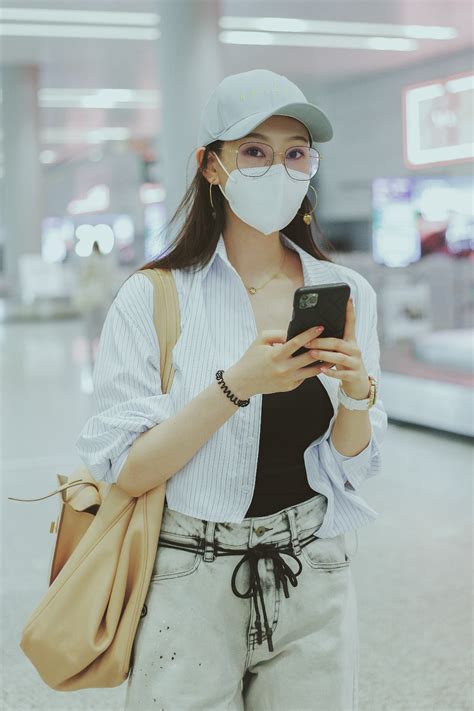 李昕岳现身机场 吸睛装扮随性酷飒突显气质 360娱乐，你开心就好