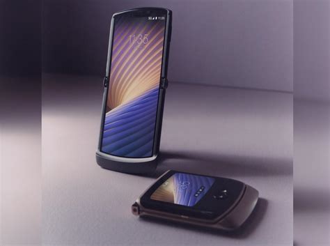 The Iconic Motorola Razr Is Back And Giving Us Nostalgic 2000s Vibes