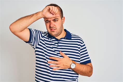 고립 된 흰색 배경 에 서 캐주얼 줄무늬 폴로를 입고 젊은 남자는 질병과 발열 독감과 감기 바이러스 아픈 이마를 만지고 감기와 독감에 대한 스톡 사진 및 기타 이미지