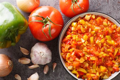 고추 토마토 마늘 양파의 수제 소프리토 소스가 접시에 가까이 들어있습니다 수평 상단 보기 소스에 대한 스톡 사진 및 기타 이미지 Istock