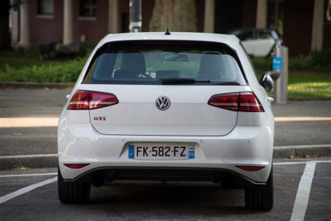 거리에 주차 된 흰색 폭스 바겐 골프 Gti Mk7의 뒷모습 차에 대한 스톡 사진 및 기타 이미지 차 후면