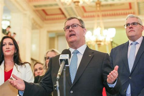 Nagbitiw Sa Tungkulin Ang Pinuno Ng Unyonista Ng N Ireland Dahil Sa Naiulat Na Mga Pagkakasala