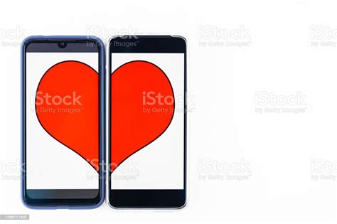 온라인 데이트 컨셉 두 스마트 폰 화면에 마음의 절반 흰색 배경에 발렌타인 데이 개념 공간을 복사합니다 위쪽 보기 0명에 대한