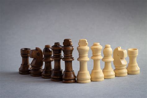 흰색과 어두운 색상의 체스 조각 회색 고립 된 배경에 쐐기로 배열 비즈니스 평등 투쟁의 개념 개념에 대한 스톡 사진 및 기타