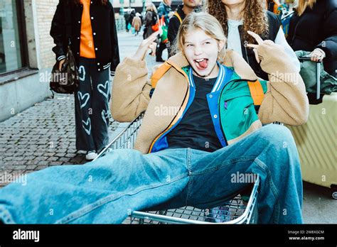 11 12 Years Girl Tongue Fotos Und Bildmaterial In Hoher Auflösung Alamy