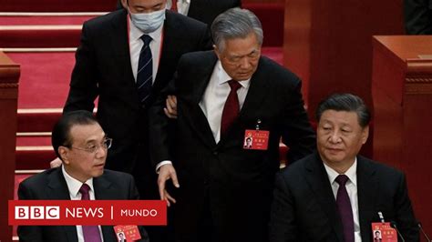 El extraño momento en que sacan al expresidente Hu Jintao en plena