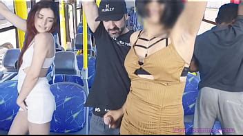 Mulher gostosa foi encoxada e levou gozada dentro do ônibus cheio