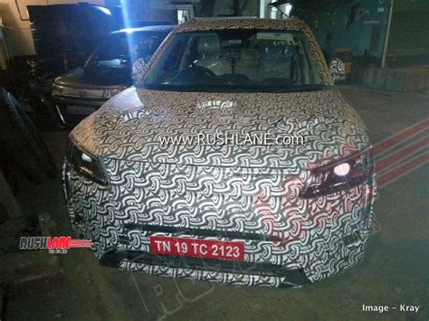 Mahindra XUV BS Petrol G Variant Spied