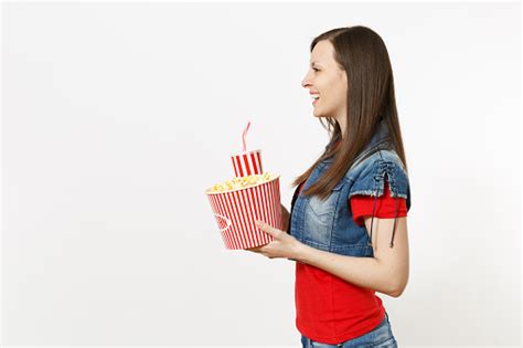 젊은 미소 매력적인 여자 영화 영화를 보고 팝콘의 물통 및 소 다 또는 콜라 흰색 배경에 고립 된 복사 공간에 따로 보고의