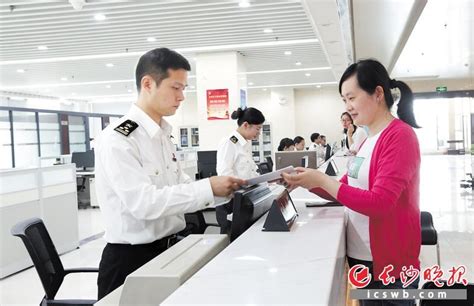 出入境檢驗檢疫職能昨起劃入海關 長沙企業進出口貨物及市民出入境通關更快捷 壹讀