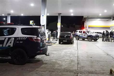 Homem é Executado Na Frente Da Esposa E 3 Crianças Quando Abastecia
