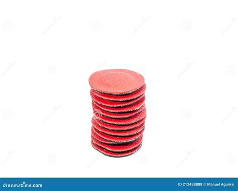 ímãs Circulares Isoladas De Biomagnetismo Alinhados Em Couro Vermelho E