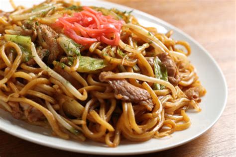 【管理栄養士監修】焼きそばのカロリーと糖質量！カロリーオフのコツ 食・料理 オリーブオイルをひとまわし