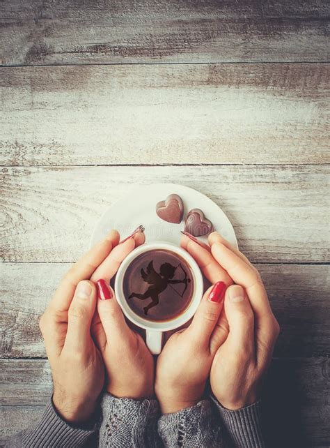 Una Taza De Café En Las Manos De Amantes Silueta En Una Taza Foto de