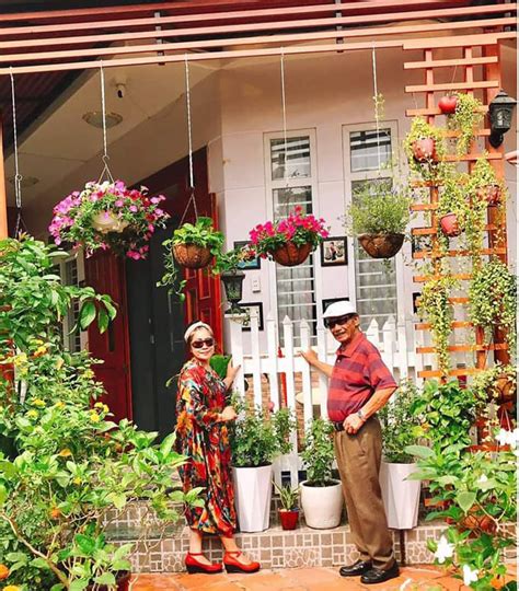 NSND Trần Hiếu U được vợ trẻ kém tuổi chăm như em bé