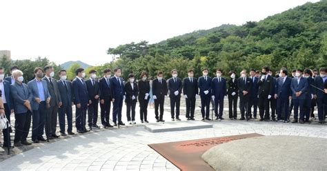 민주 노무현 묘역 참배이재명 민주주의 지켜낼 것