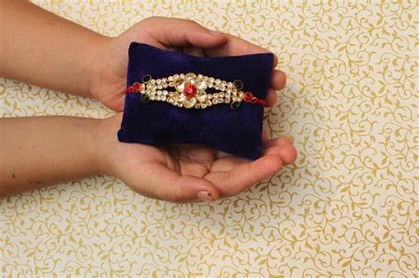 라키 형제 자매 사이의 사랑의 상징인 전통적인 인도 손목 밴드 Raksha Bandhan에 대한 스톡 사진 및 기타 이미지