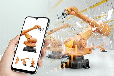 남자의 손에 스마트 폰과 현대 식물의 로봇 팔 Iot 기술 개념 스마트 팩토리 디지털 제조 운영 산업 40 Stem 주제에 대한 스톡 사진 및 기타 이미지 Istock