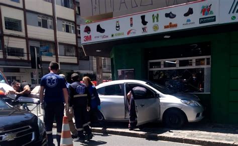 Motorista passa mal ao volante invade calçada e bate em fachada de loja