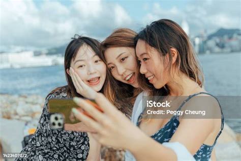 해변에서 스마트 폰으로 셀카를 찍는 세 명의 젊은 아시아 여성 친구 20 24세에 대한 스톡 사진 및 기타 이미지 20 24세 25 29세 3 명 Istock