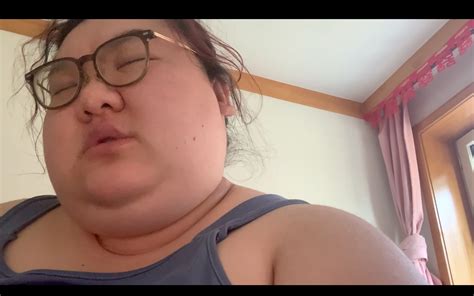 烂人一个视力下降了眼睛好痛 牙齿坏了 爬完楼就止不住的咳嗽 幻听 拍的视频不想剪 答应的事情也做不到 好想被埋进土里。 268斤的香香 268