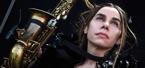 Η Pj Harvey στo I Inside The Old Year Dying ακούγεται αλλιώς