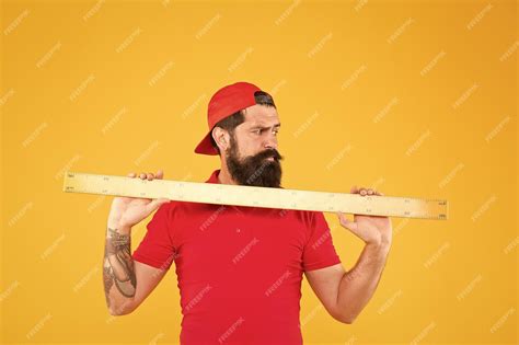 Medir Con Regla Maestro De Escuela Sostener Regla Fondo Amarillo Tomar Medidas Con Regla Métrica