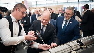 Fotoreihe Bundeskanzler Scholz besucht Handwerksmesse in München