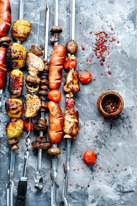 구운 고기와 소시지 Bbq 전통적인 오리엔탈 케밥과 Shashlik 꼬치 요리 사진 사진 무료 다운로드 Lovepik