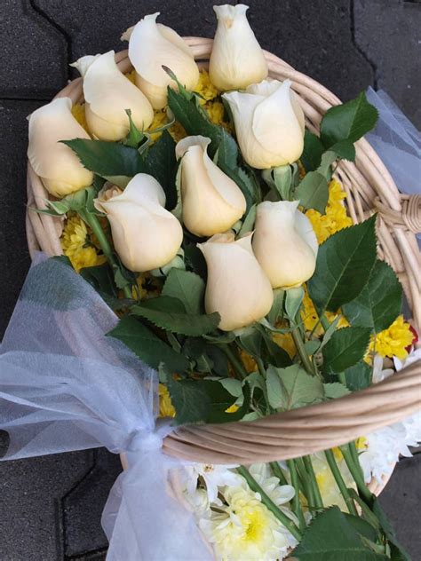 Košara sa laticama i rezanim cvijećem ruže Mondia