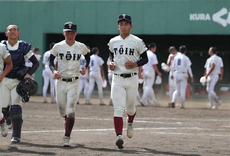 ＜大阪桐蔭・大冠＞5回コールド勝利しスタンドあいさつに向かう前田（右）ら大阪桐蔭ナイン（撮影・後藤 正志） スポニチ Sponichi