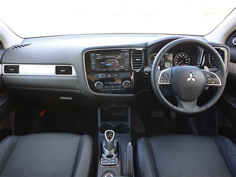 三菱 アウトランダーphev 20 G セイフティパッケージ 4wd その他 定員5人2014年04月～2014年04月