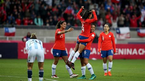 Sin Tiane Endler Luis Mena oficializó la nómina de La Roja femenina