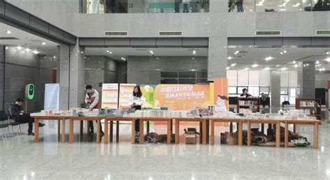 图书馆联合凤凰传媒开展“秋日文化市集”精品书展