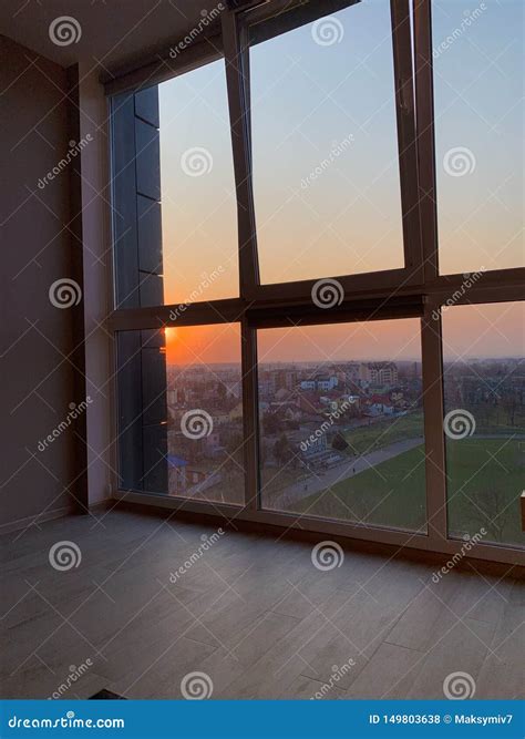 Ventanas Panor Micas Que Pasan Por Alto Puesta Del Sol De Oro Hermosa Visi N Desde La Ventana