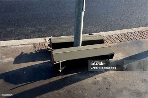 임시 신호등 기둥은 도로 수리 중에 주 신호등 기둥을 대체합니다 신호등이 작동하지 않으며 검은 색 천 덮개로 덮여 있습니다 통제 된 교차로에서의 건설 작업 0명에 대한 스톡